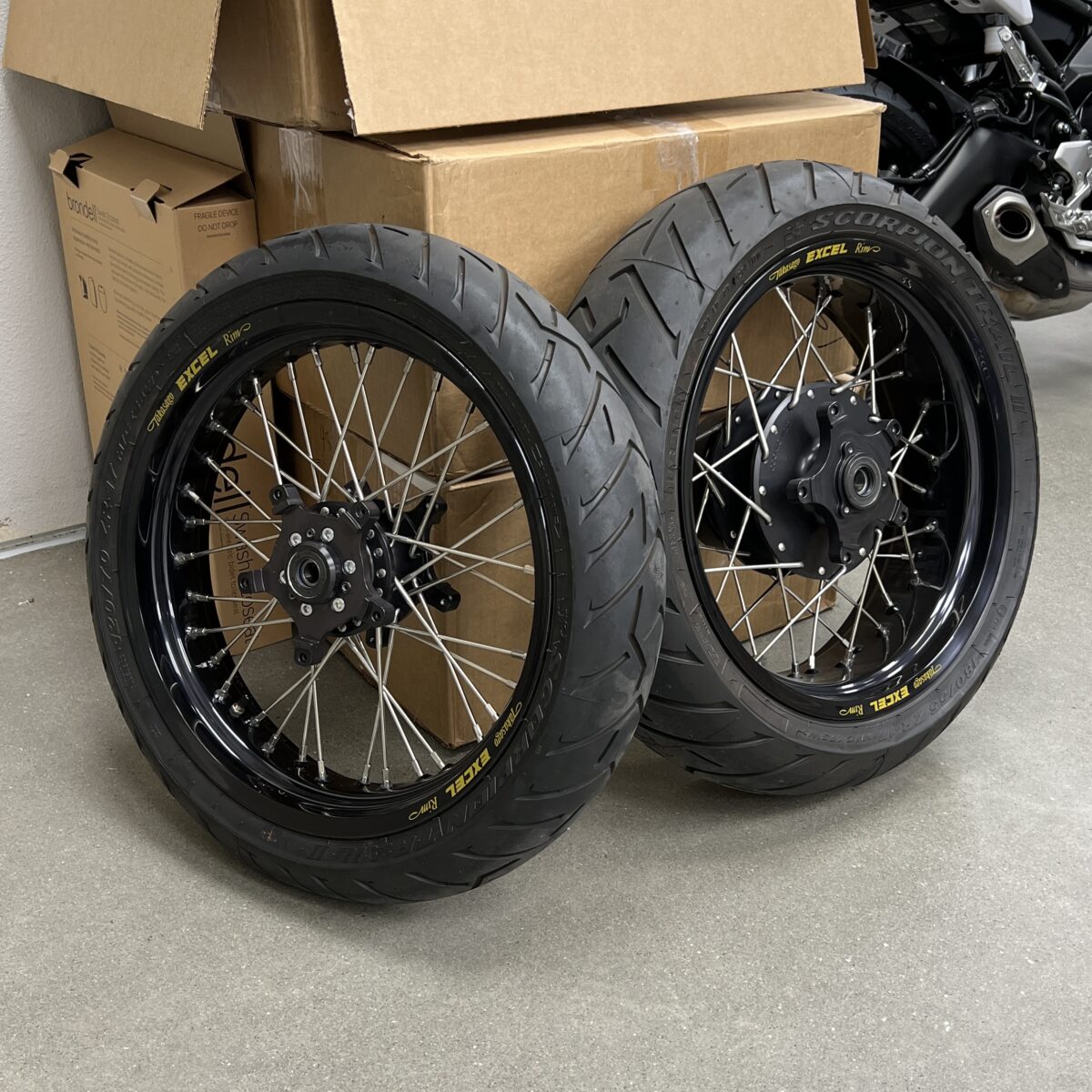 XSR700 Spoked Wheel Conversion - Display Set • MOTODEMIC
